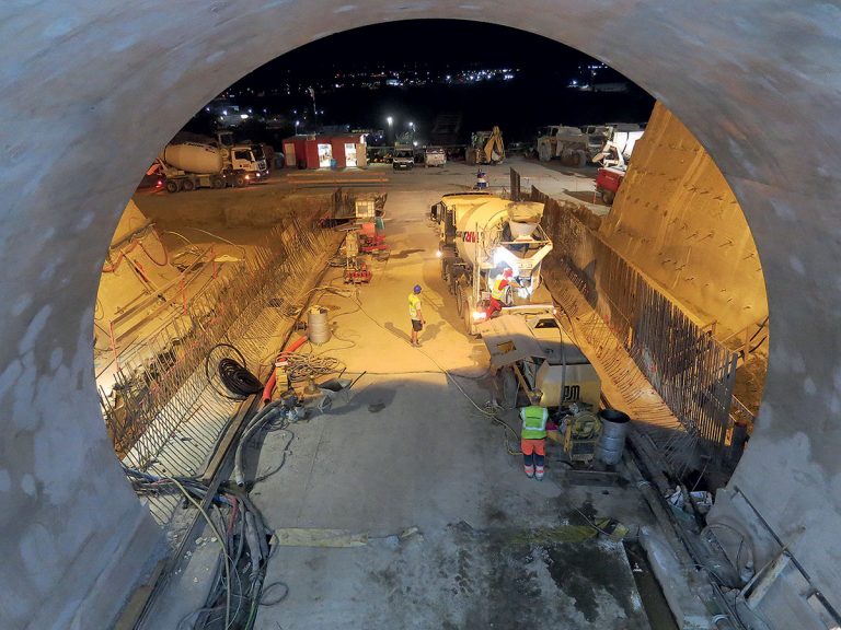 Obr. 11 Betonáž definitívneho ostenia hornej klenby tunela | ASB.sk