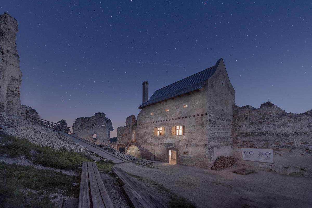 Hrad Uhrovec je pamiatkou roka | ASB.sk