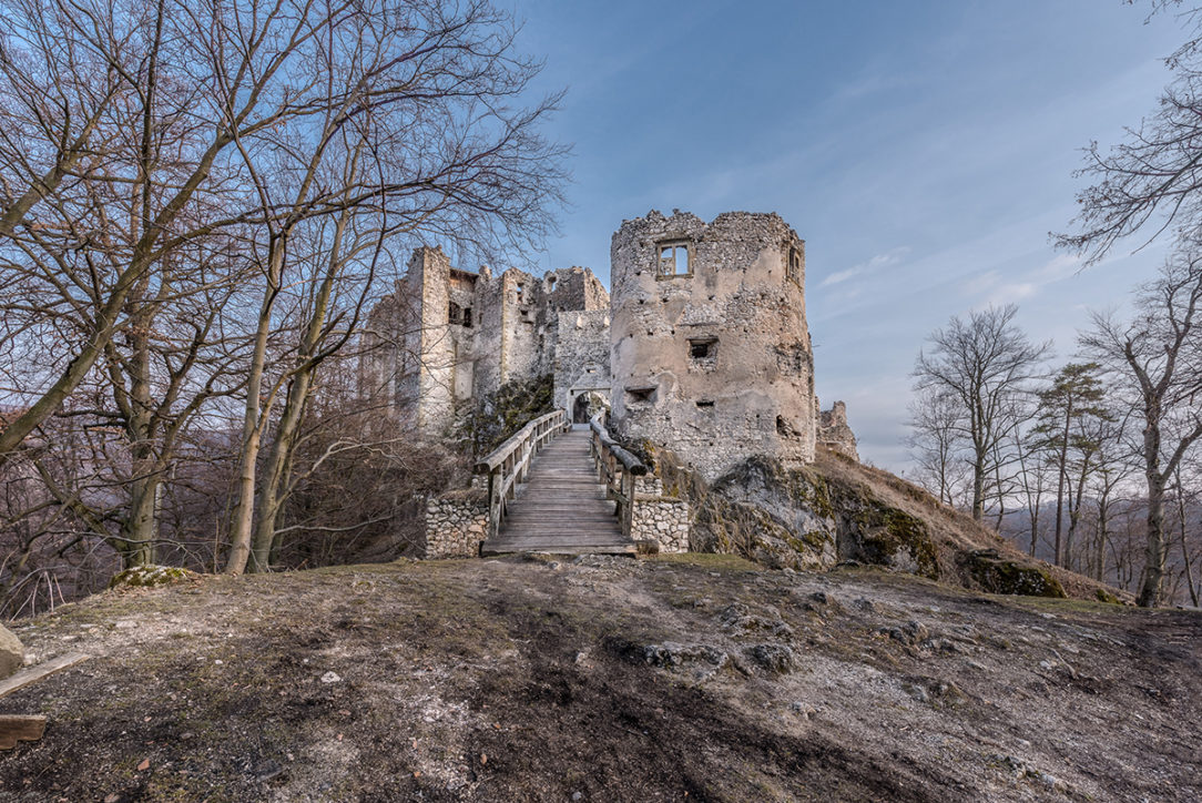 Hrad Uhrovec je pamiatkou roka | ASB.sk