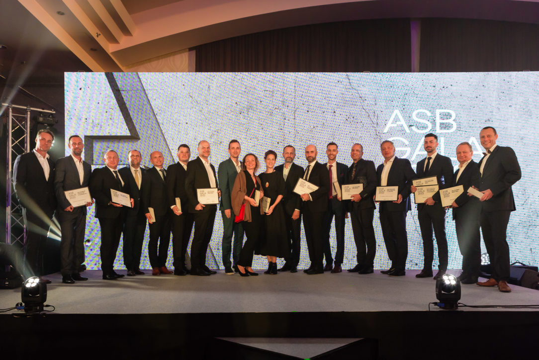 Držitelia cien ASB GALA 2022. Zľava: Richard a Juraj Duškovci – ASB ...