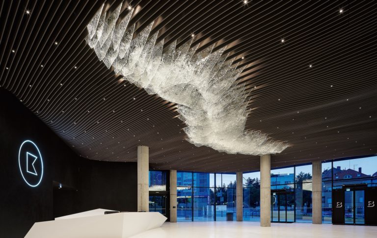 Sklenená inštalácia The Iceberg sa nachádza vo vstupnej hale Centra ...