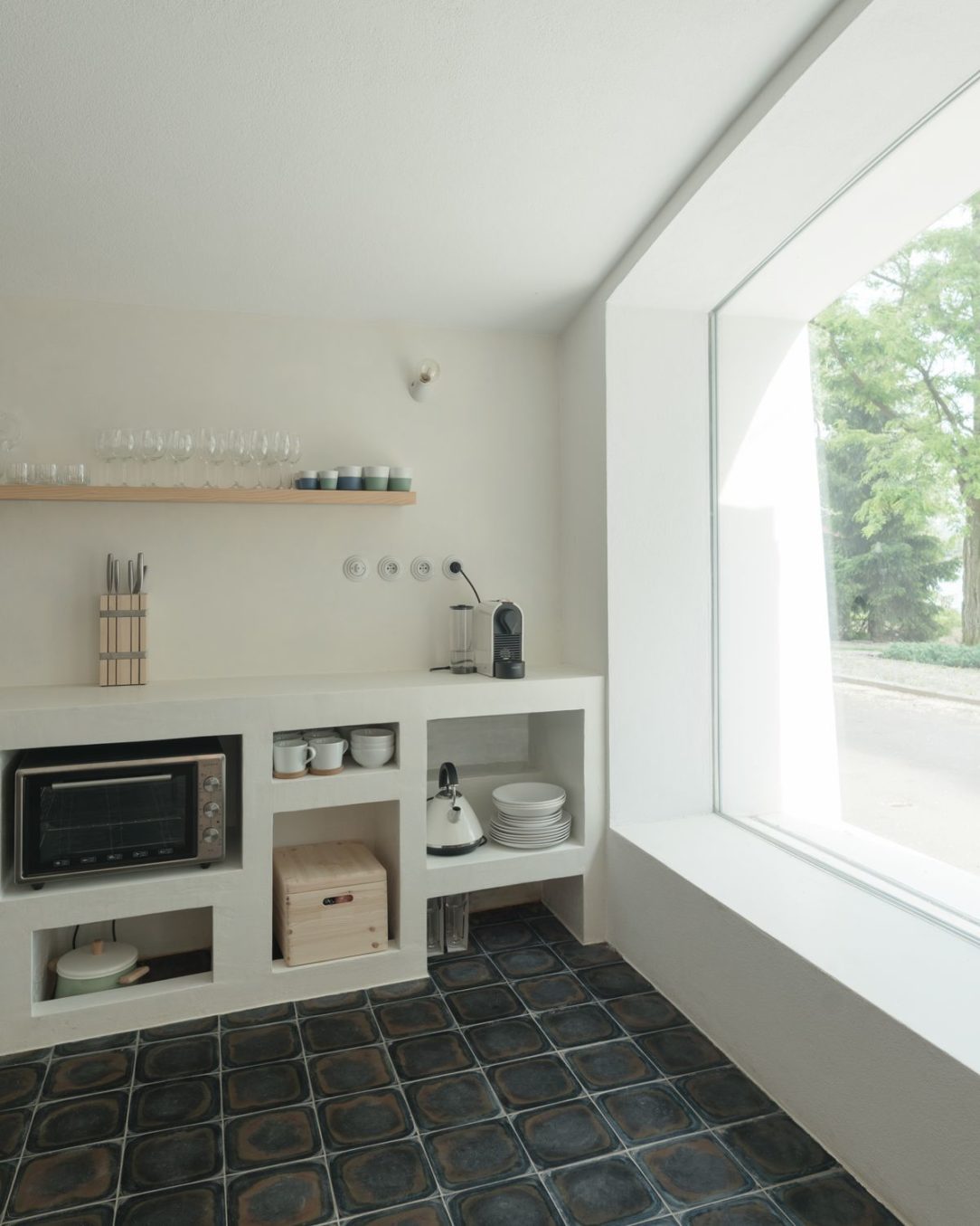 Vínna pivnica Strachotín svojím vzhľadom zapadla do okolia ako zátka do ...