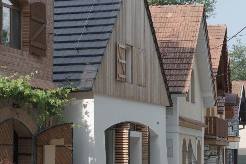 Vínna pivnica Strachotín svojím vzhľadom zapadla do okolia ako zátka do ...