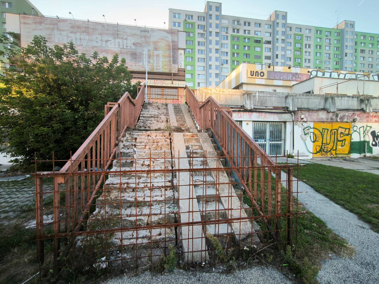 Petržalka chce riešiť chátrajúcu budovu Braník. Pri jej obnove uvažuje ...